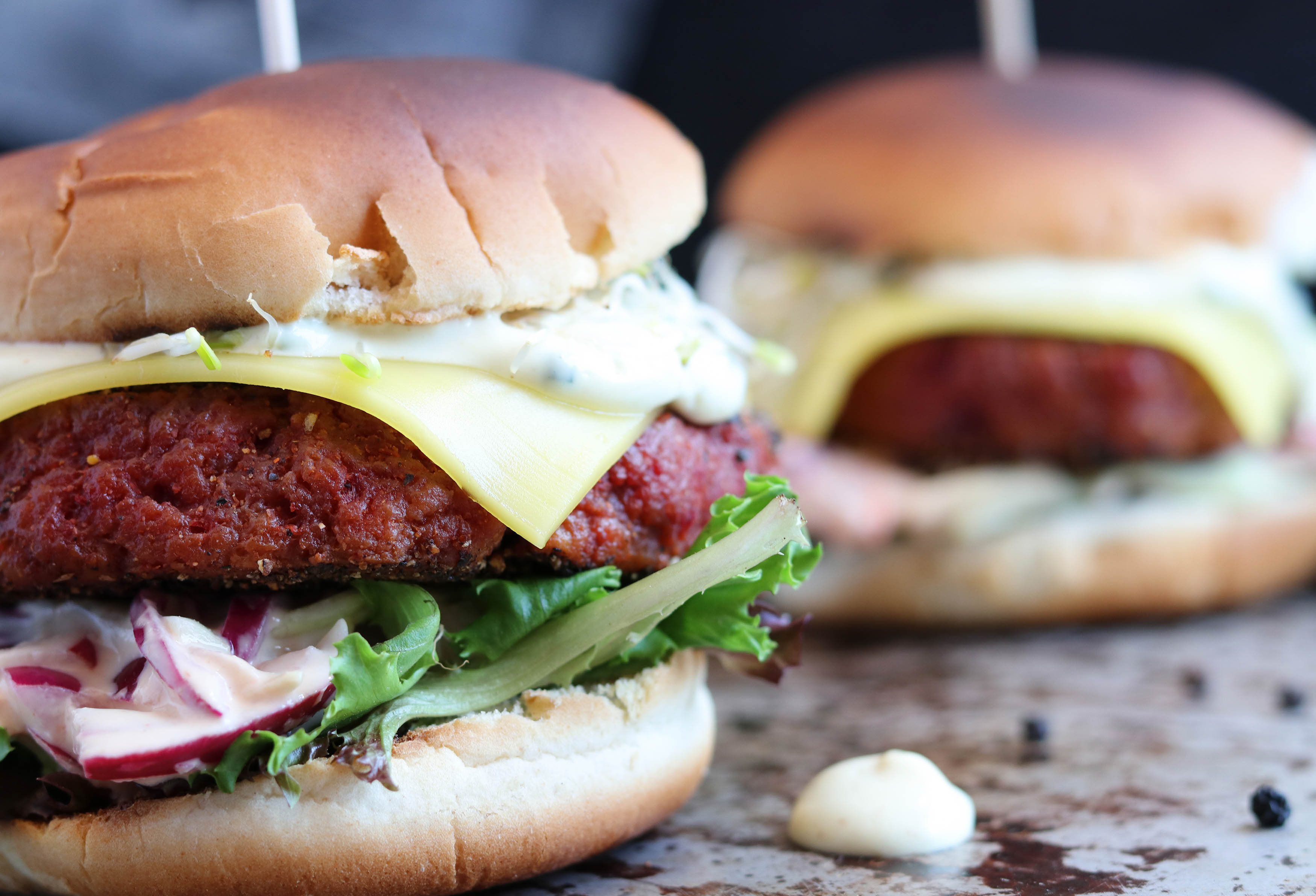 Pepper-crusted, bloody cheese burgers - vegan! - Dailyvegan