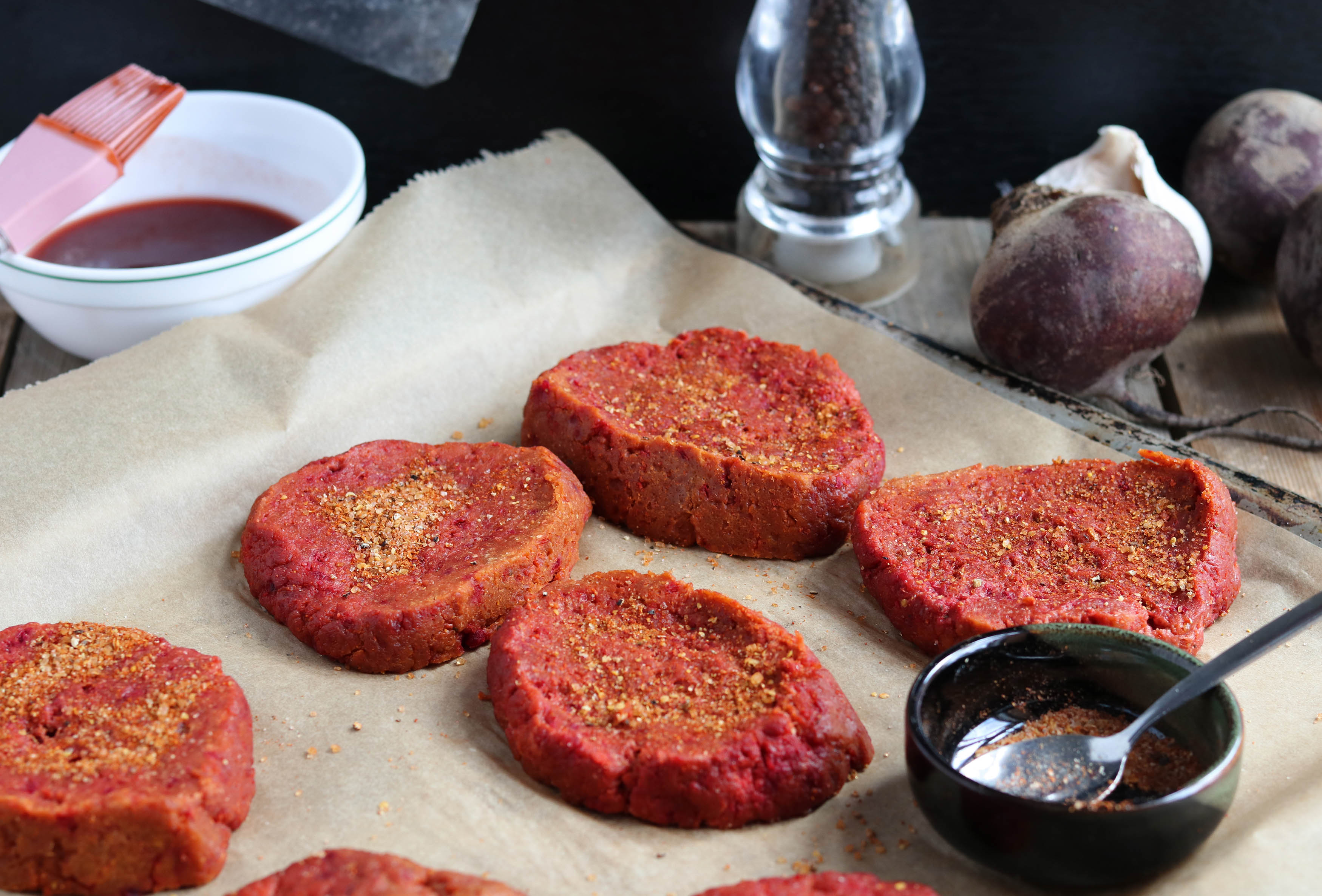 Pepper-crusted, bloody cheese burgers - vegan! - Dailyvegan